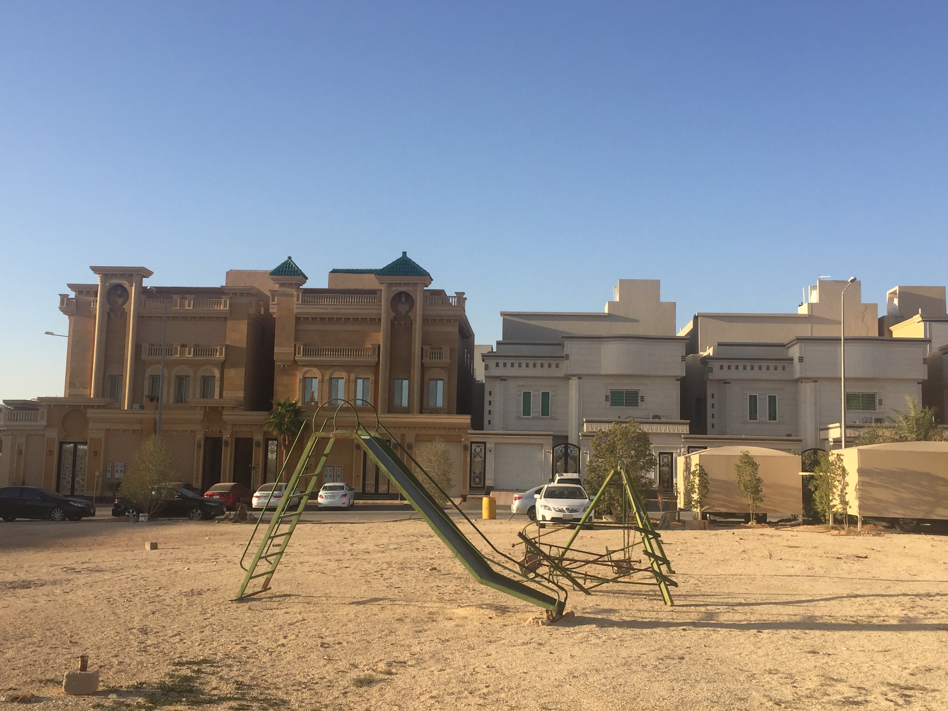 Saudi houses, traditional shopping and Gift Week! – OurBigArabianAdventure